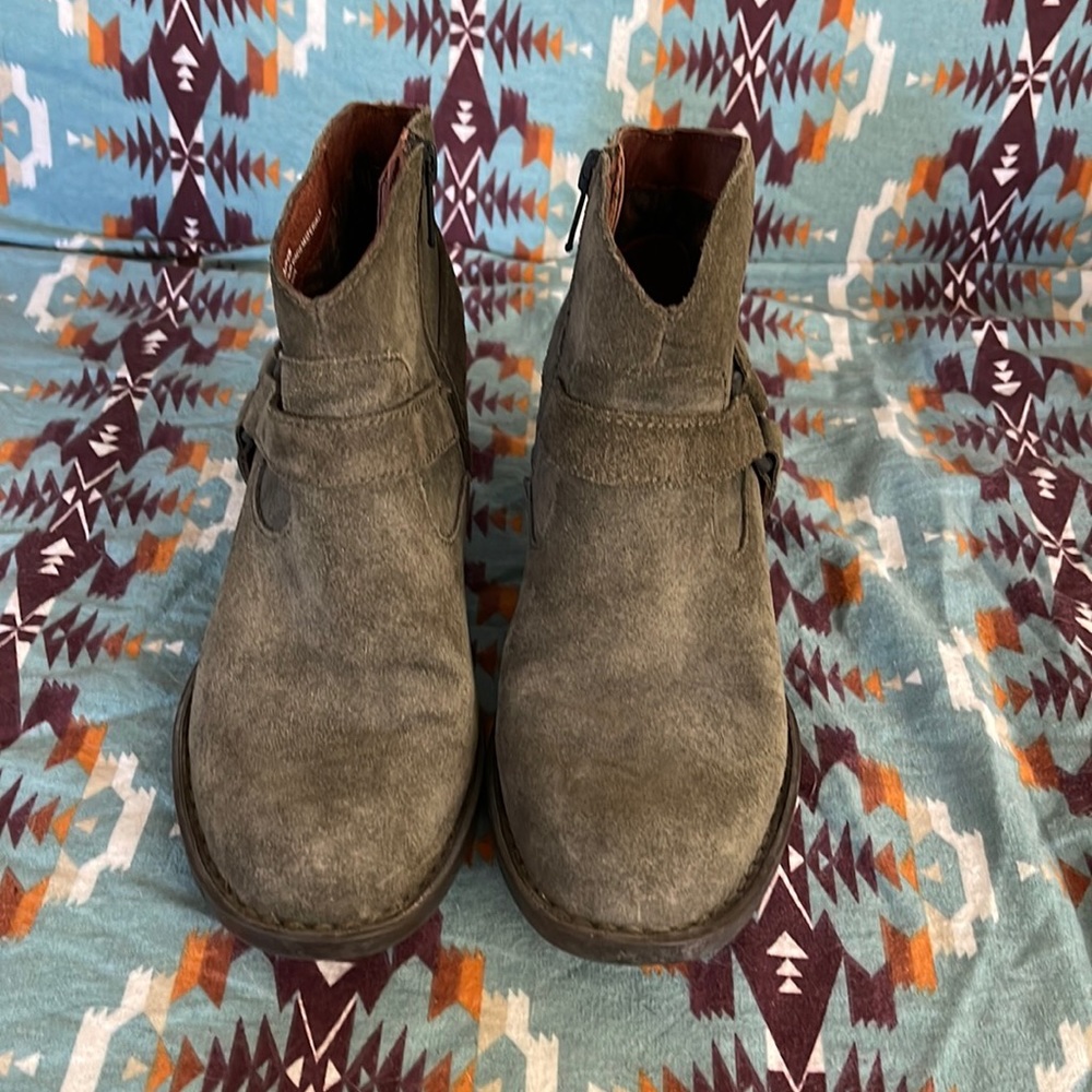 Born Ankle Boot Size 6 - Gem